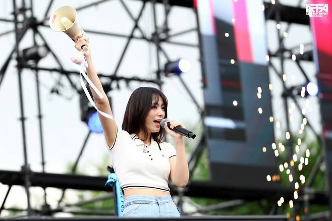 QWER 무대는 '언제나 맑음'…에너제틱 밴드 사운드 [ATA프렌즈]