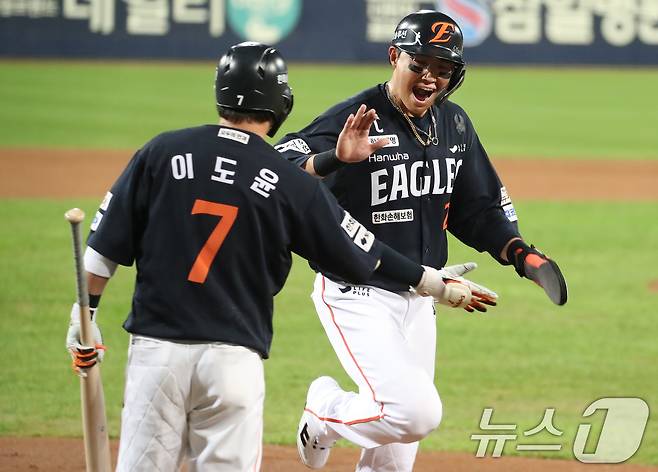 한화, 삼성 꺾고 19년 만의 KS까지 '1승'…문동주 MVP[PO3](종합)