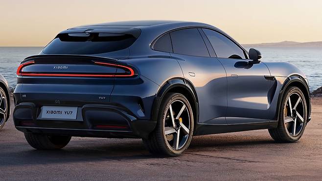 이게 진짜냐?! 샤오미 YU7, 1000마력 괴물로 테슬라 학살 선언! | 두맨카