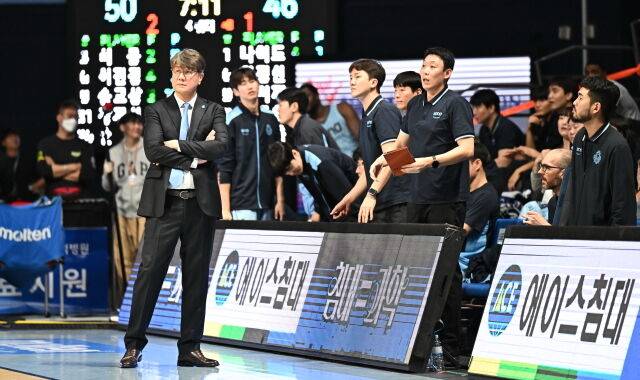 '2연승' 문경은 감독 "(문)정현이 활약했으면"…'2연패' 손창환 감독 "미팅서 신뢰 재확인" [MD수원]