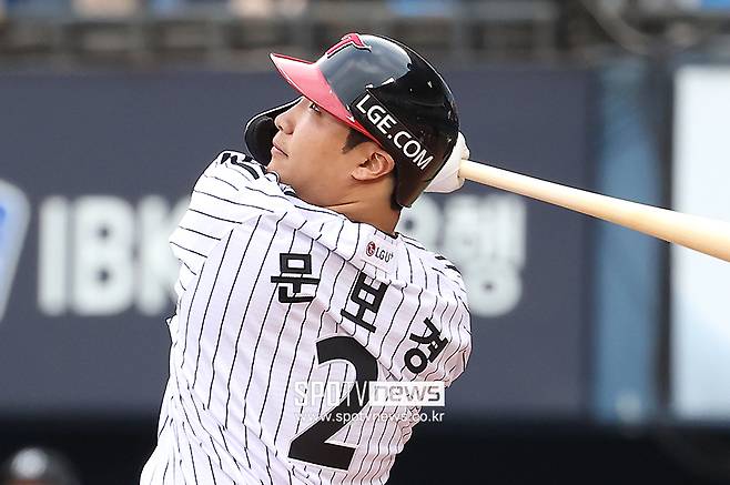 톨허스트 '6이닝 2실점' 막고, 신민재 '3안타+호수비' 날았다…LG, 한화 8-2 완파 [KS1 게임노트]