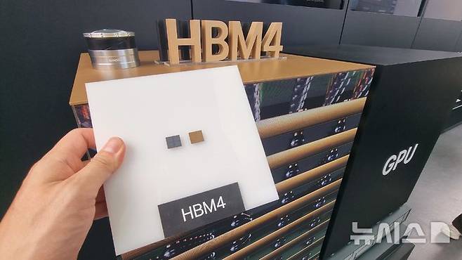 [경주 APEC]삼성전자·SK하닉, 여기서도 HBM4 맞붙었다