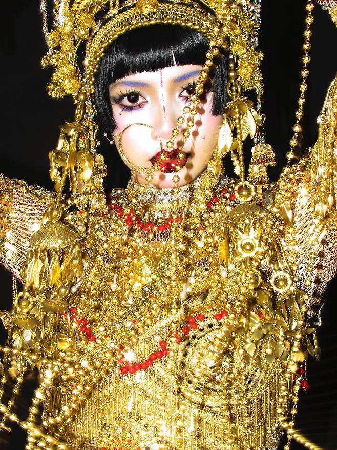 블핑 리사, '히바로' 그 자체! 핼러윈 종결한 역대급 코스프레 완성 | FashionNavi