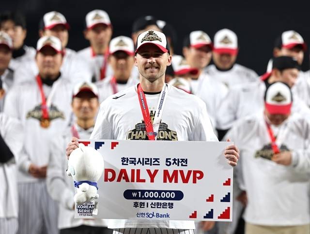 “좋은 동료들 만난 것 평생 기억 남을 것”…염갈량도 무릎 꿇게 한 LG 톨허스트의 미소 [LG V4]