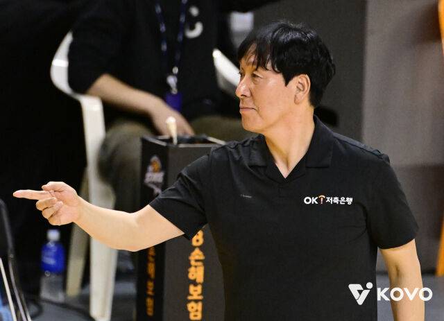 시행착오 겪고 있는 신영철 감독과 OK저축은행 “여러모로 답답해, 확실한 해결책 찾기 쉽지 않다” [MD천안]