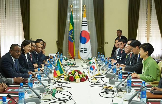 한국이 힘들 때 ''전재산을 털어서'' 국가 복원에 힘써주었다는 고마운 '이 나라' | 나도 알고 너도 알고