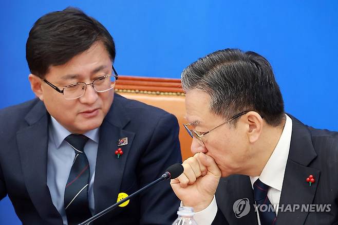 대화하는 김성환 장관-정성호 장관