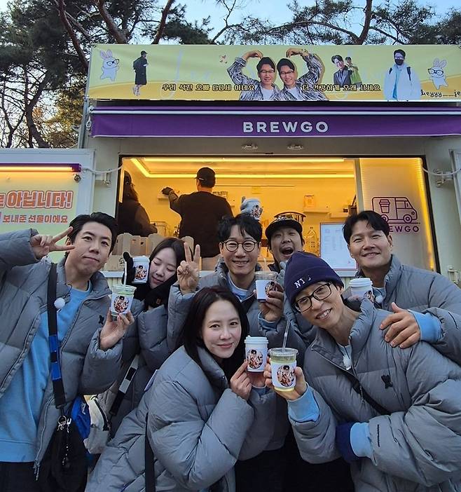 “본인 자비 아닙니다!”...지석진, 60세 생일 맞아 커피차 선물에 함박웃음