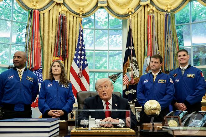 트럼프 "UFO 문서 곧 대거 공개"…외계 생명체 자료까지 풀리나