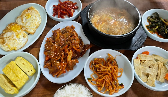 어서와 한국은 처음이지 연천 시장 백반집 셰프의 노포투어 제육볶음 순댓국 25년 전통 식당 여행다이어리