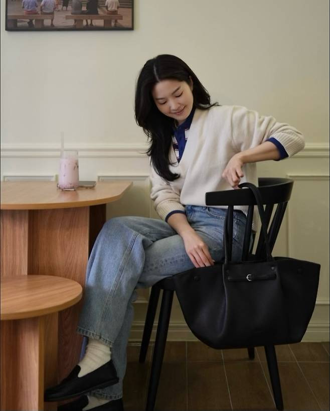 사랑이 꿀처럼 묻어난 사진 ️ 남편 눈엔 세상 제일 예쁜 아내 로맨틱한 외출룩 스타와 패션